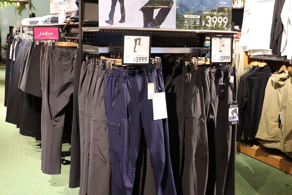 (2ページ目) 【ショップ店員に聞く！ イチ推しアウトドアギア】歩きやすくてコスパもいい！ 初心者に絶対オススメのアルペンオリジナルの ...