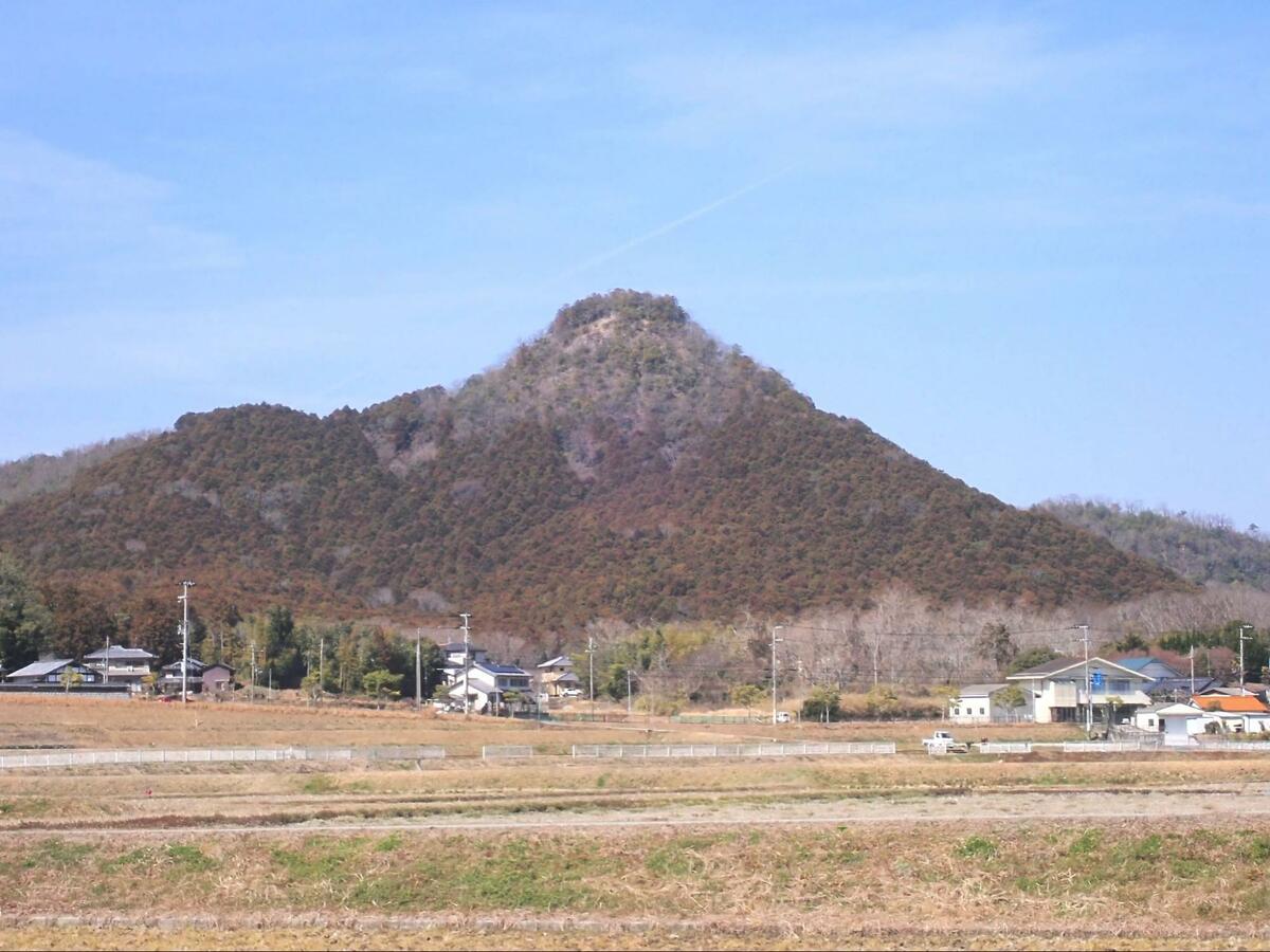 吉高由里子NHK大河ドラマ『光る君へ』ゆかり「花山院菩提寺」も！ 猫と一緒に「ご当地富士山」登山レポ【兵庫県三田市・有馬富士】｜登山｜レポート｜BRAVO MOUNTAIN