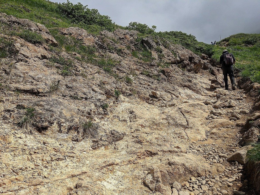 「登山デビューその前に」トレッキングシューズ・ザック・レインウェア「アウトドア三種の神器」押さえるべきポイントとは？｜登山｜ニュース｜BRAVO MOUNTAIN