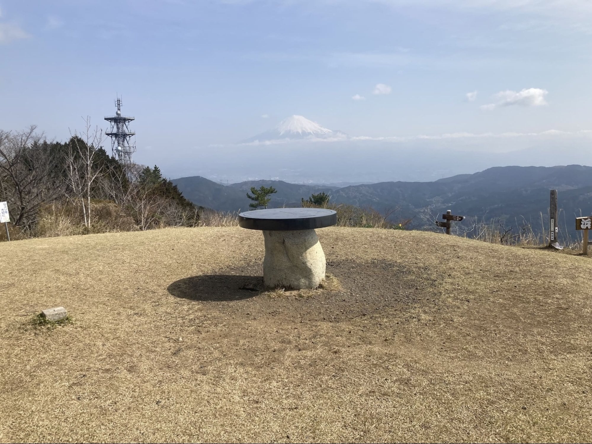 (2ページ目) 山頂の見どころ！ ユニーク「逆さ富士」＆駿河湾の絶景「浜石岳」ハイキングレポート！ 駅スタートで “標高差約700m” 歩きごたえもアリ【静岡県静岡市】｜登山｜レポート ...