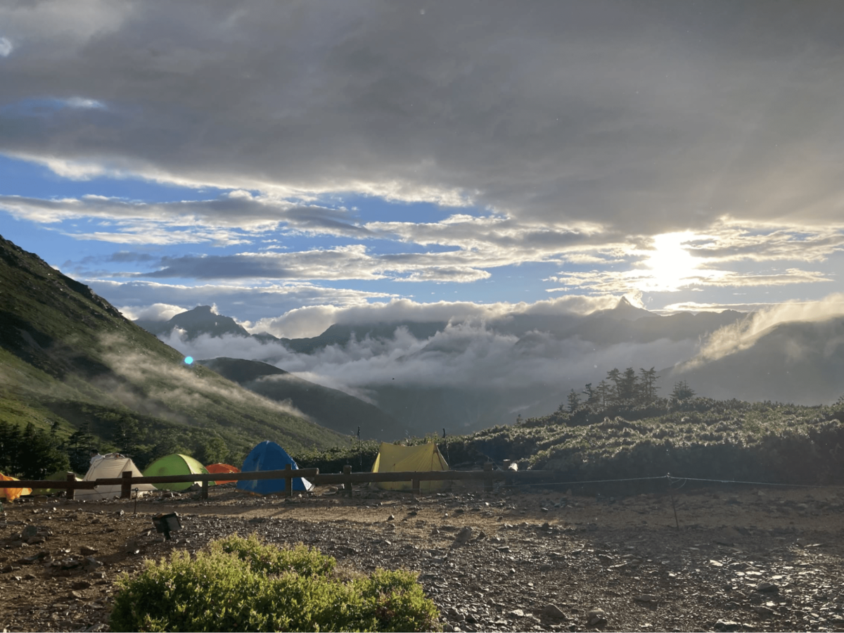 北アルプス「槍・穂高」展望の特等席「常念岳・テント泊」 幻想的すぎる夕景から完璧「モルゲンロート」まで「絶景レポ」｜登山｜レポート｜BRAVO MOUNTAIN