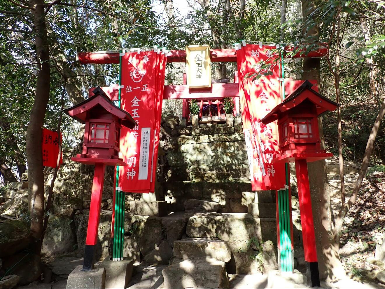 駅から45分の「寺社めぐり」登山！ 関西クライミングスポット「烏帽子岩」で人気＆聖徳太子ゆかり「鏑射山」！ 不明「名称＆用途」謎の大樽と絶景｜登山｜レポート｜BRAVO MOUNTAIN