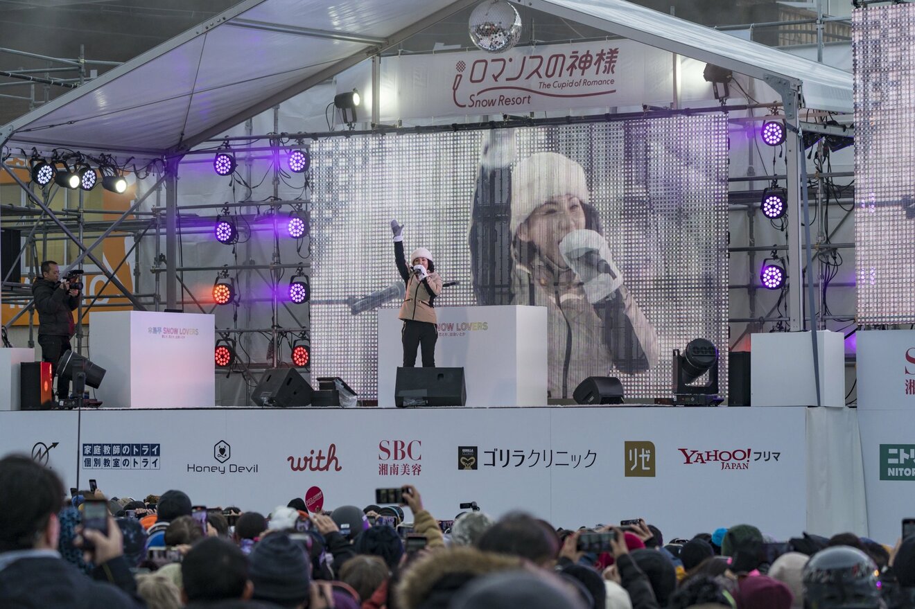 画像・写真：「待っていました！」 “冬の女王”広瀬香美が『ロマンスの神様』のゲレンデへ！ 雪上ライブ「木島平 SNOW LOVERS〜愛とか、恋とか、出会いとか」 スノーリゾート ロマンスの神 ...